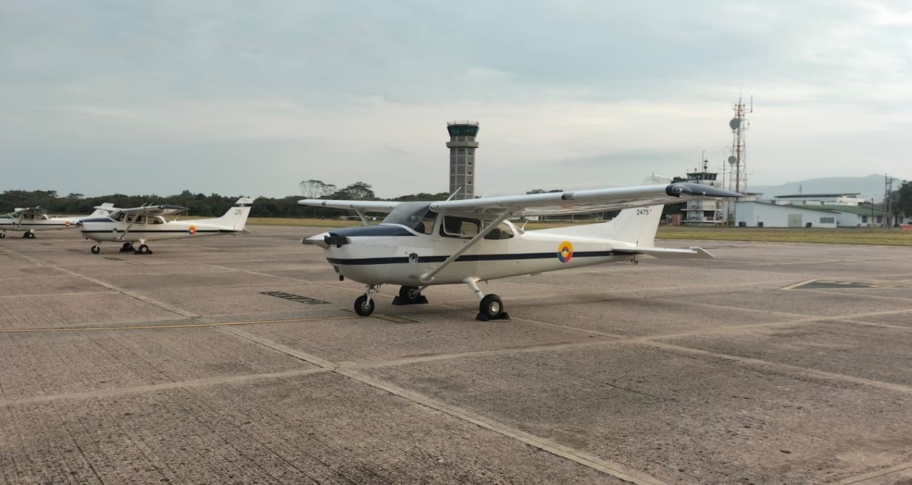 Cadete dominicano vuela solo por primera vez en la Fuerza Aeroespacial Colombiana | Fuerza ...