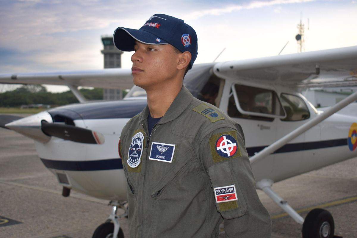 Cadete dominicano vuela solo por primera vez en la Fuerza Aeroespacial Colombiana | Fuerza ...