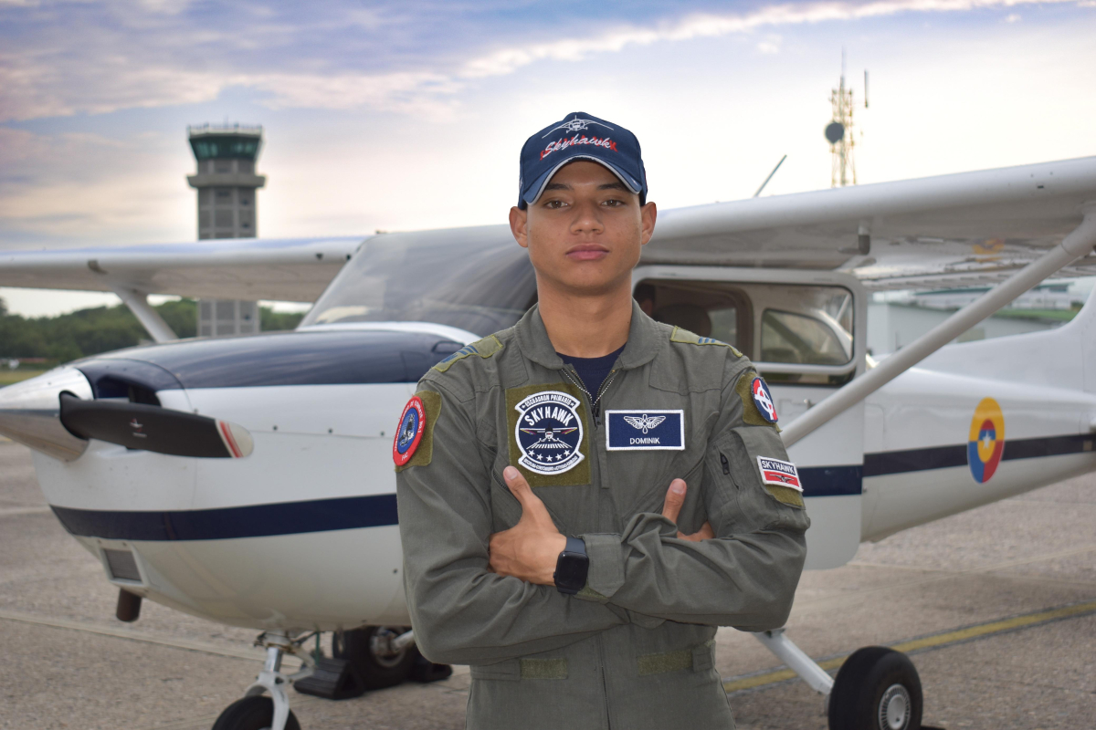 Cadete dominicano vuela solo por primera vez en la Fuerza Aeroespacial Colombiana | Fuerza ...
