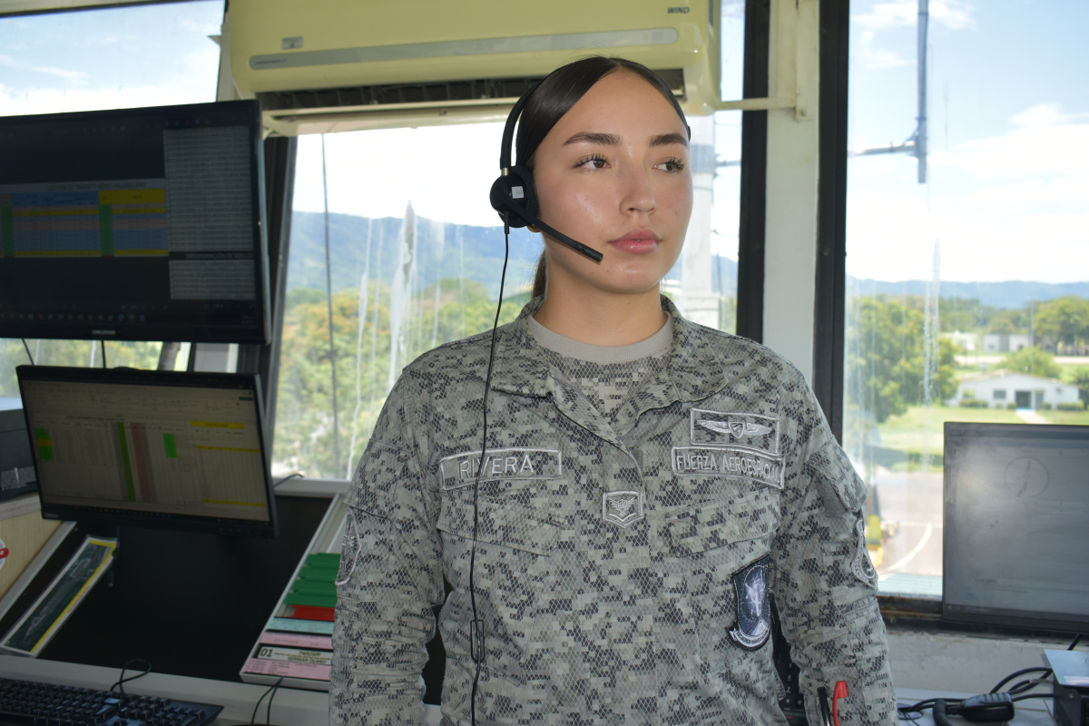 Guardianes del cielo: Controladores aéreos garantizan la seguridad del ...