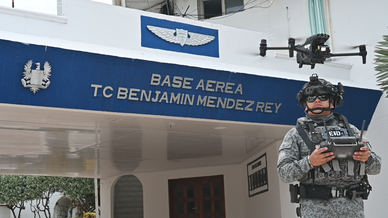 Labores de reconocimiento y vigilancia aérea en San Andrés por Plan ...